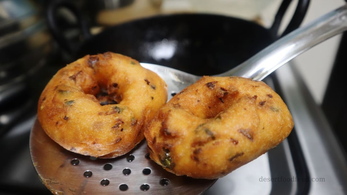 Medu Vada | Urad Dal Vadai Recipe - Desert Food Feed
